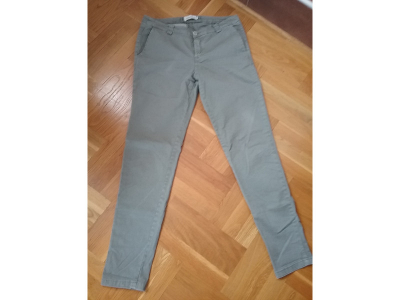 Divne maslinasto zelene pantalone,Italija vel.M