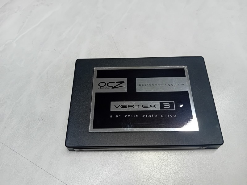 ssd 120 gb OCZ sata III ispravan win 10 na njemu