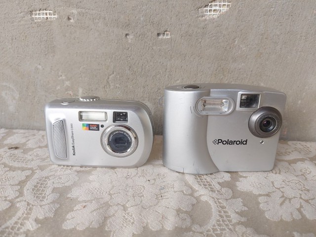 Stari digitalni fotoaparat Kodak i Polaroid