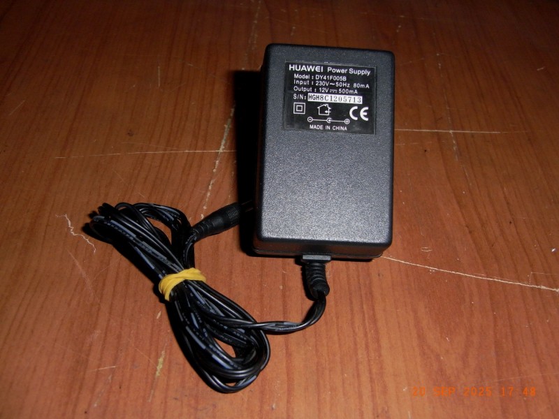 HUAWEI strujni adapter 12V-500mA.