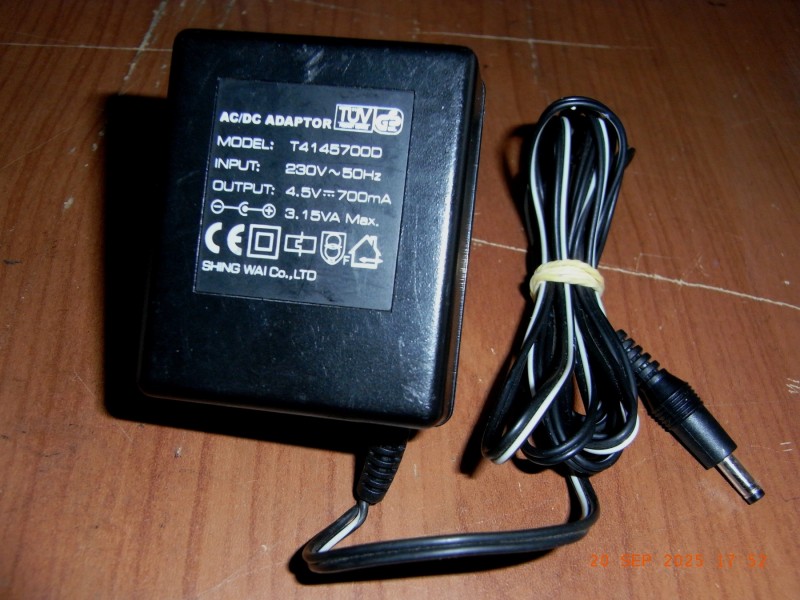 Strujni adapter 4,5V-700mA.