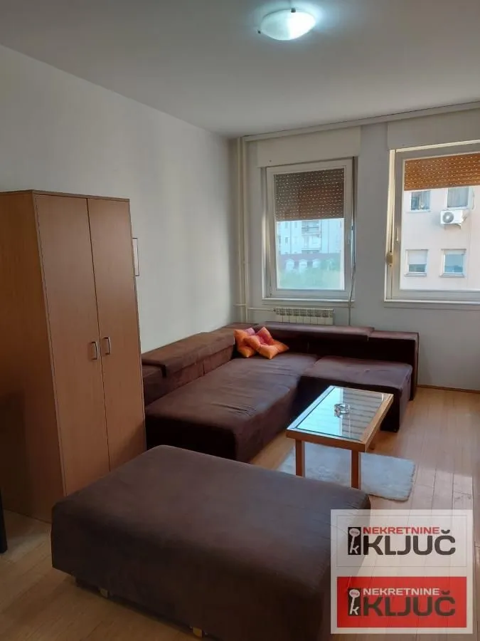 Izdavanje, garsonjera, 22m², Bulevar Oslobodjenja, Novi Sad Sve Podlokacije