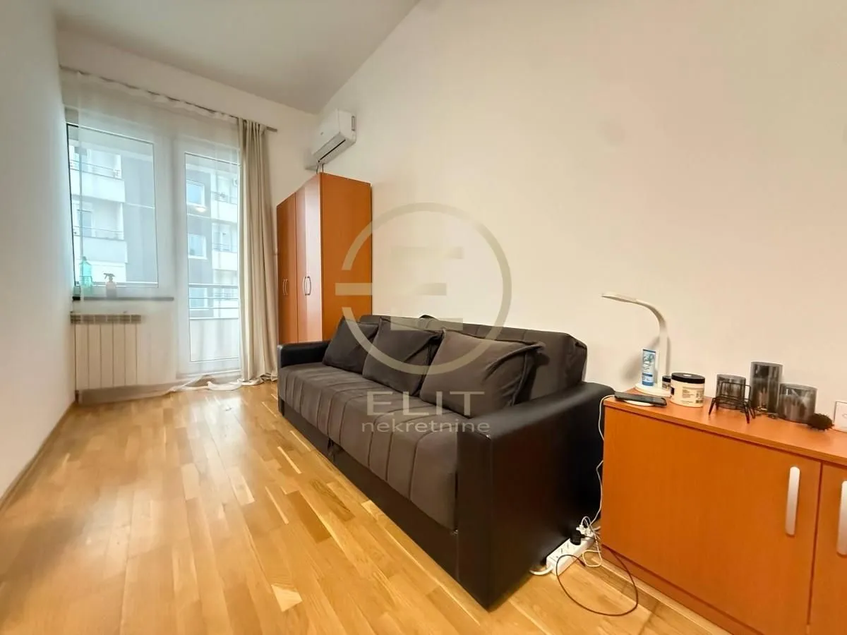 Izdavanje, dvosoban stan, 33m², Bulevar Oslobodjenja, Novi Sad Sve Podlokacije
