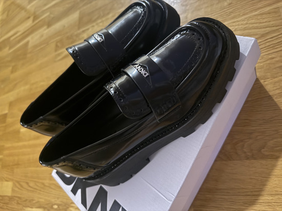 Nove DKNY 37