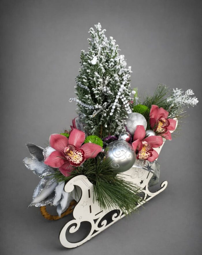 NOVOGODIŠNJI ARANŽMAN SA JELKOM I ORHIDEJAMA U DEKORATIVNIM SANKAMA BR. 238