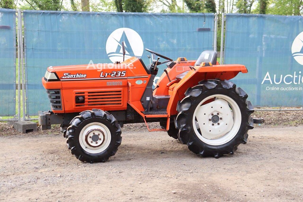 Prodaje se Kubota L1-235D traktor točkaš na aukciji