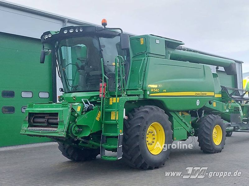 John Deere W540 i kombajn za žito