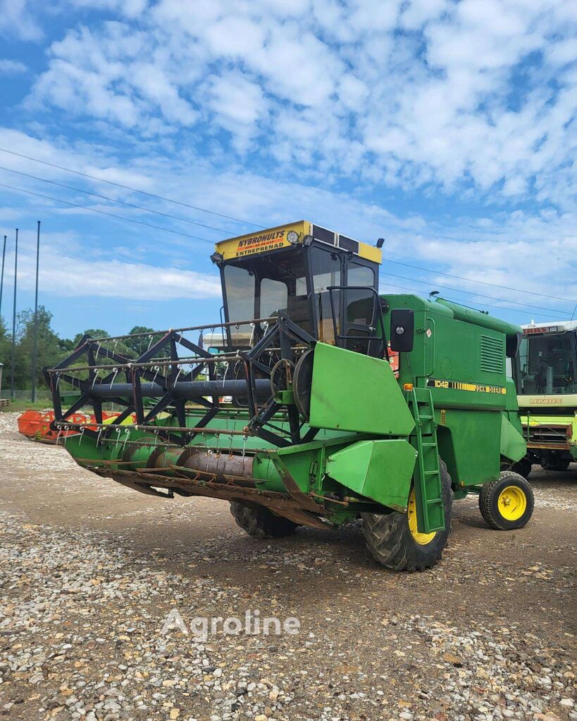 John Deere 1042 kombajn za žito