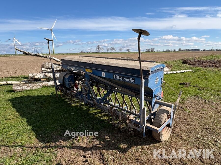 Prodaje se Nordsten Lift-o-matic rasipač veštačkog đubriva na aukciji