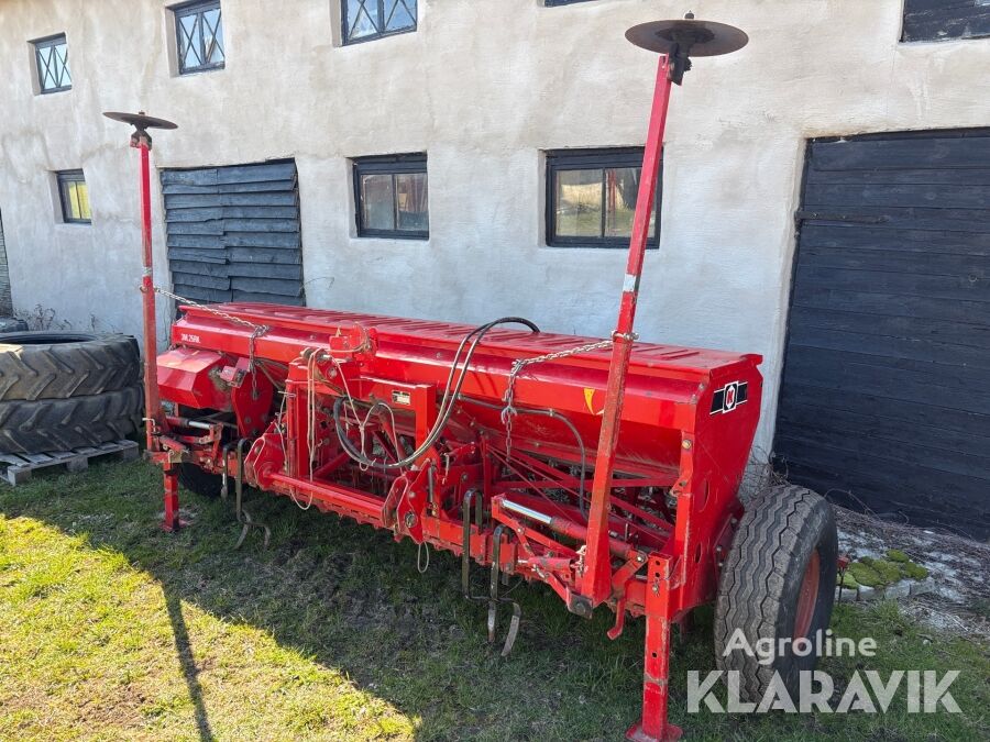 Prodaje se konskilde Drillmaster 2300 rasipač veštačkog đubriva na aukciji