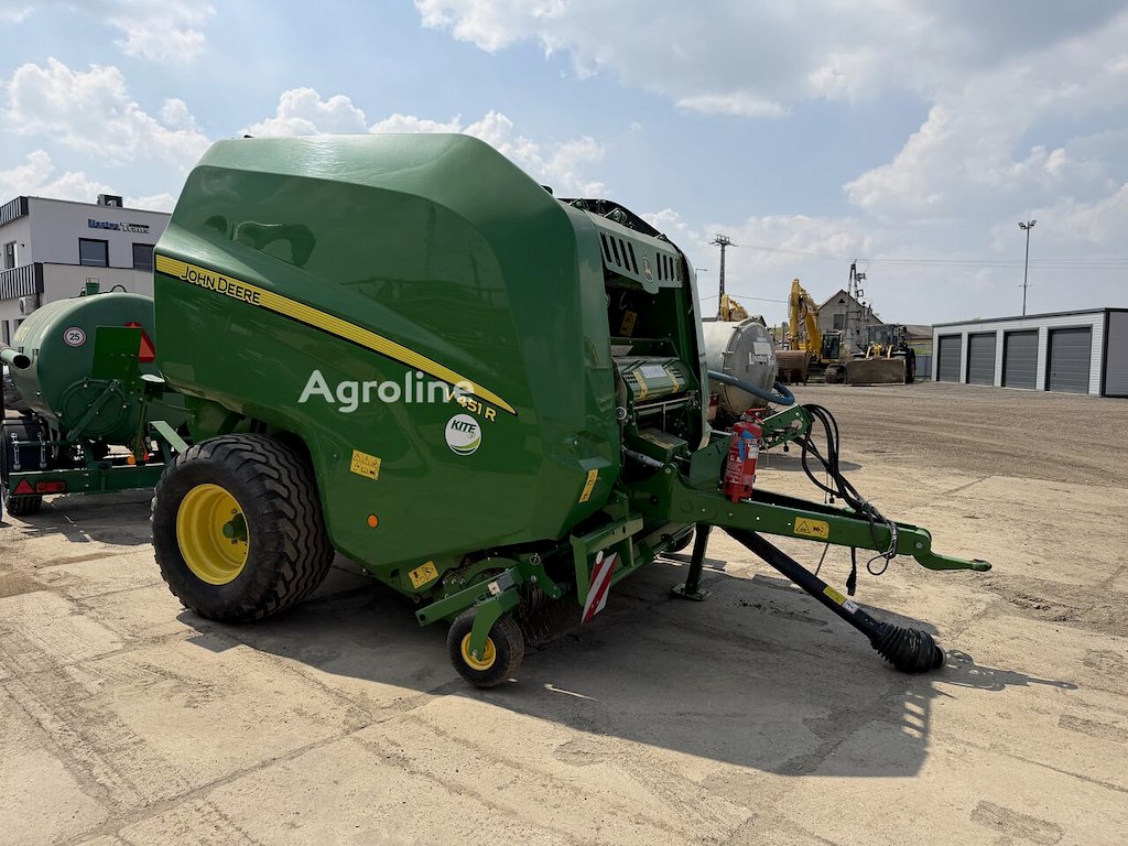 John Deere v451R balirka za okrugle bale