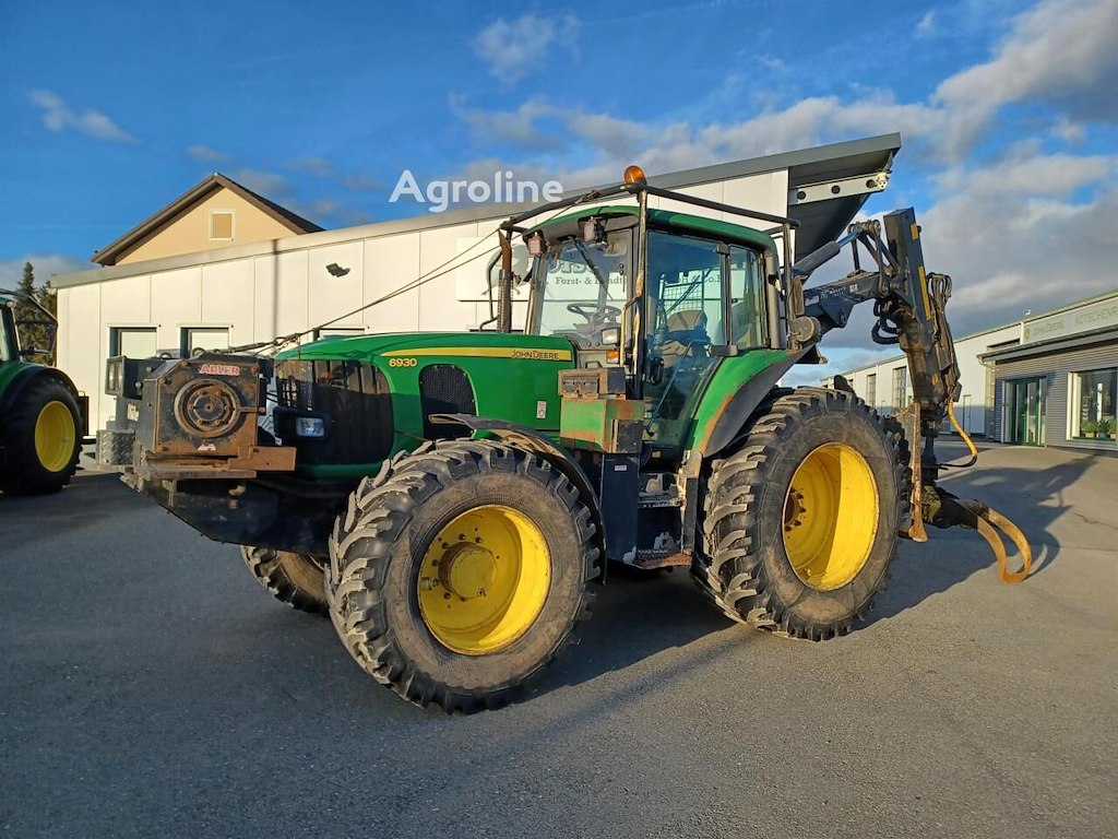 John Deere John Deere 6930 harvester