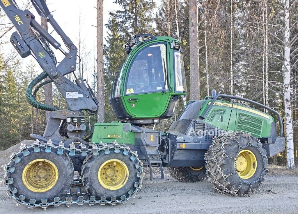 John Deere 1070 G harvester