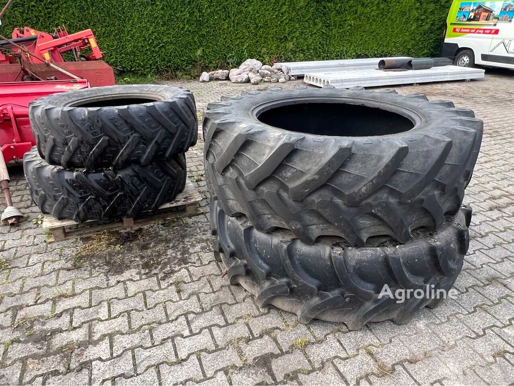 Prodaje se Pirelli voor en achterbanden gumu za traktore na aukciji