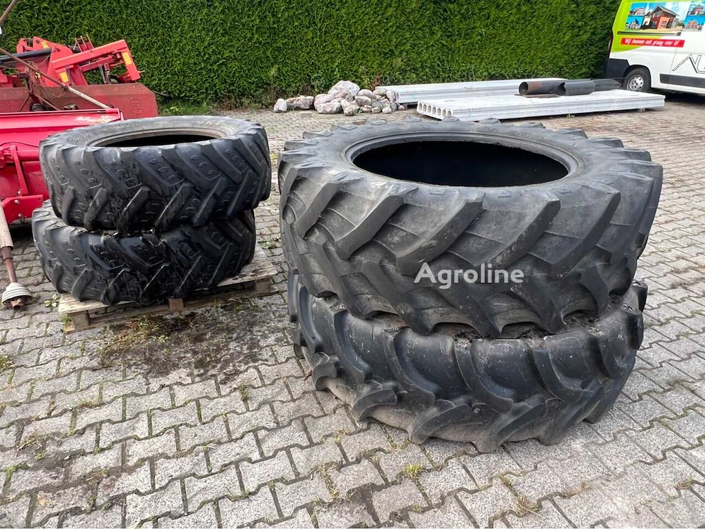 Prodaje se Pirelli BKT voor en achterbanden gumu za traktore na aukciji