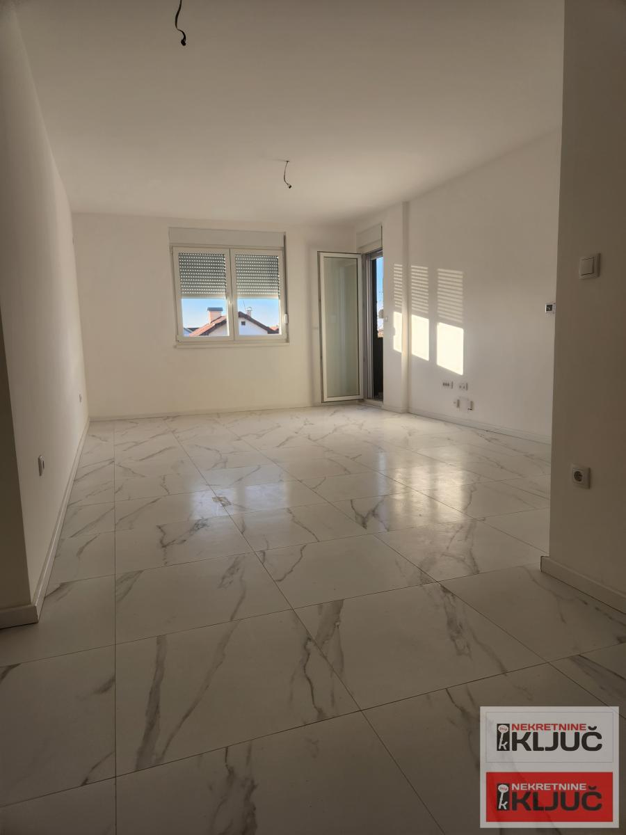 KOD LIPOV GAJ-A, 79 m2+ krovna terasa, Trosoban, Vila, Namešten