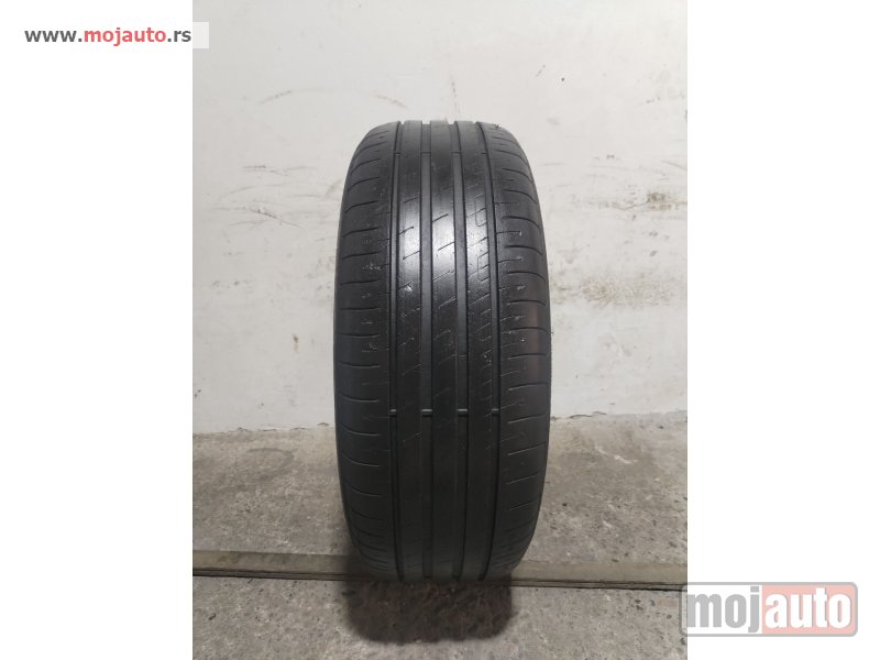 3629. Guma GOODYEAR 17-ica, LETNJA 215/55, Šara 5.6 mm, DOT 2821