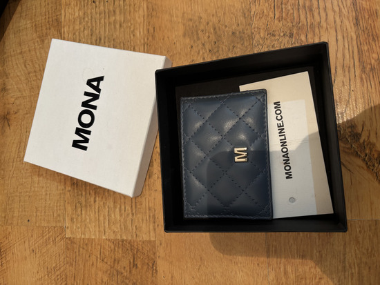Mona cardholder