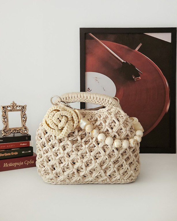 Heklana clutch torba Elegantna pletena torba bež boje Prolećna heklana torba sa cvetom