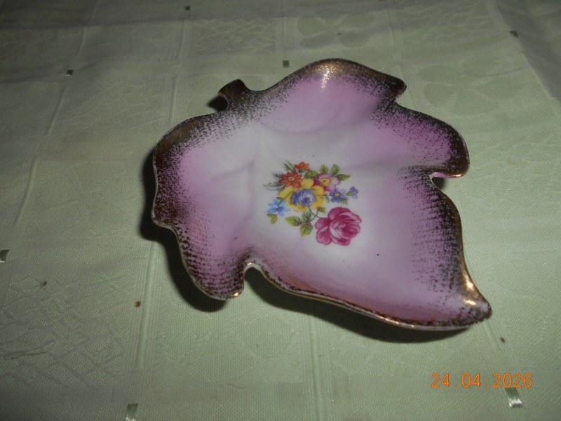Pepeljara u OBLIKU LISTA-PORCELAN "M"GERMANY