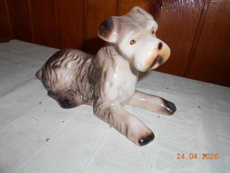 Velika porcelanska figura psa koji lezi 20cm x12cm