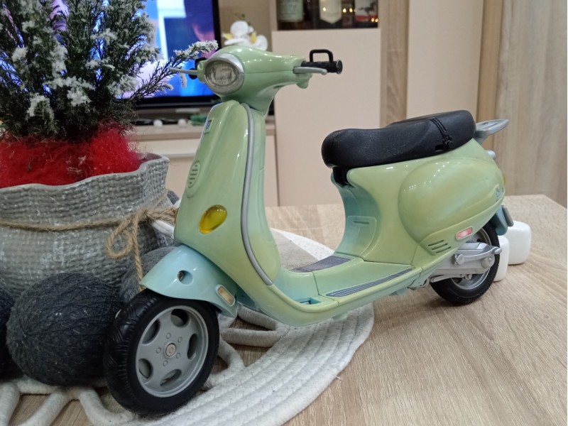 Barbie Vespa motor scooter igračka vintage Mattel 2002.