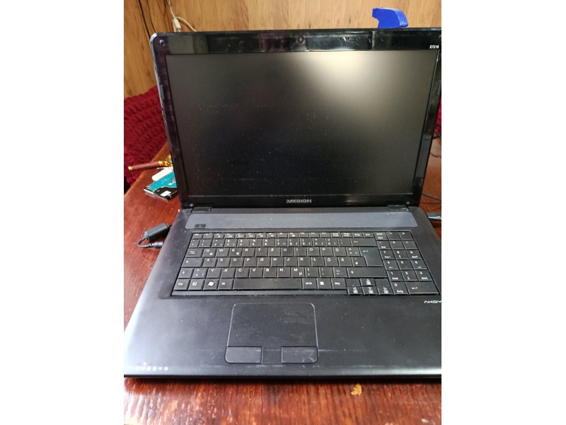 1. LAPTOP Medion E7216