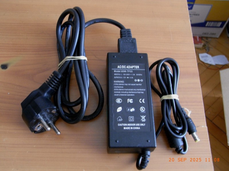 Strujni adapter 12V-5A.