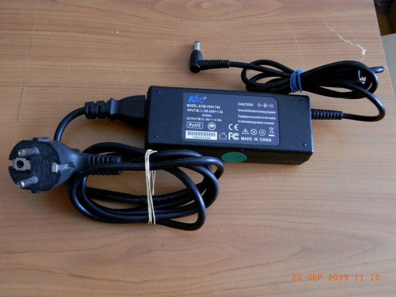 Strujni adapter 19V-4,74A.