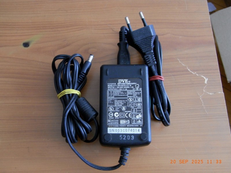 Strujni adapter 12V-3A.