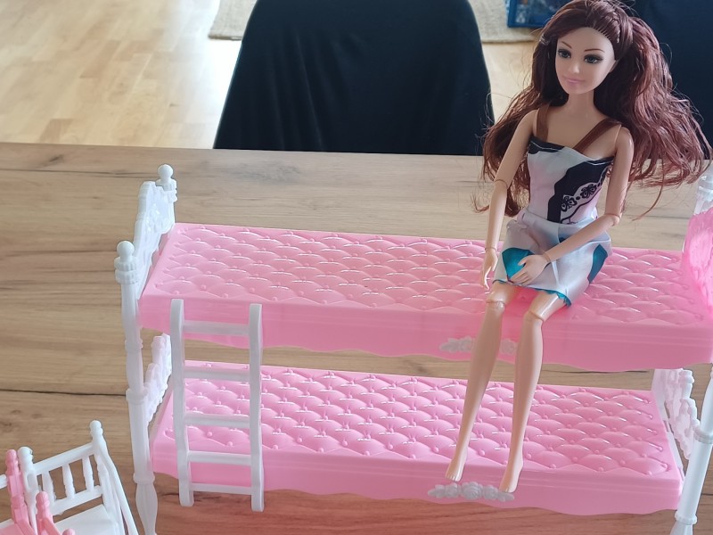 Lutka poput Barbie sa namestajem