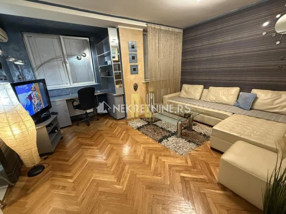 TOP LOKACIJA - Nova Detelinara 45m2 + DVORIŠNI PARKING