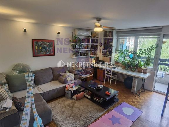 Dvosoban stan na Limanu 4