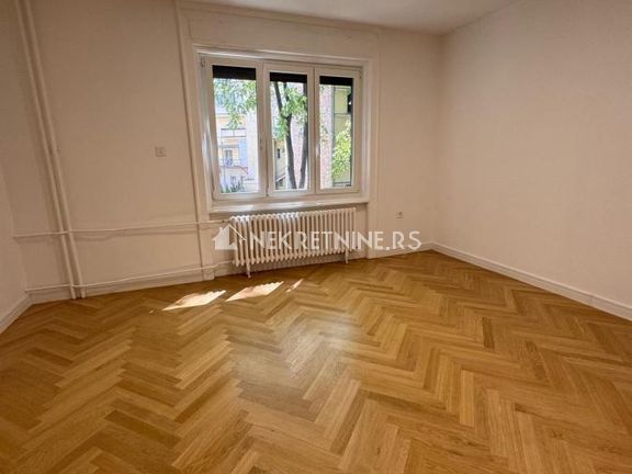 Na prodaju luksuzan salonac u srcu Novog Sada – kompletno renoviran-112m2