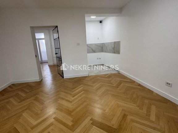 Na prodaju luksuzan salonac u srcu Novog Sada – kompletno renoviran-85m2