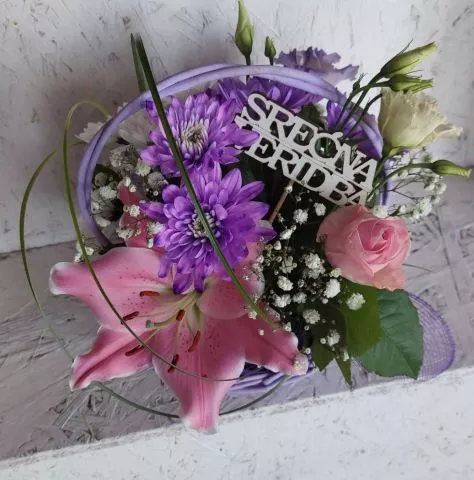 CVETNI ARANŽMAN ROZE LJILJANI, ROZE I BELE RUŽE