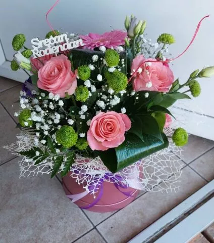 CVETNI ARANŽMAN ROZE RUŽE