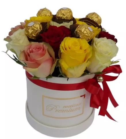 ŠARENE RUŽE I FERRERO U KUTIJI