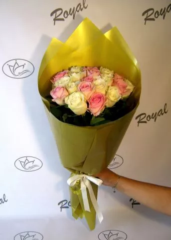 BUKET SA ROZE I BELOM RUŽOM 326