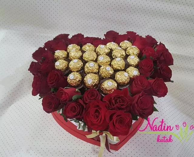 KUTIJA SRCE SA CRVENIM RUŽAMA I FERRERO KUGLICAMA K072