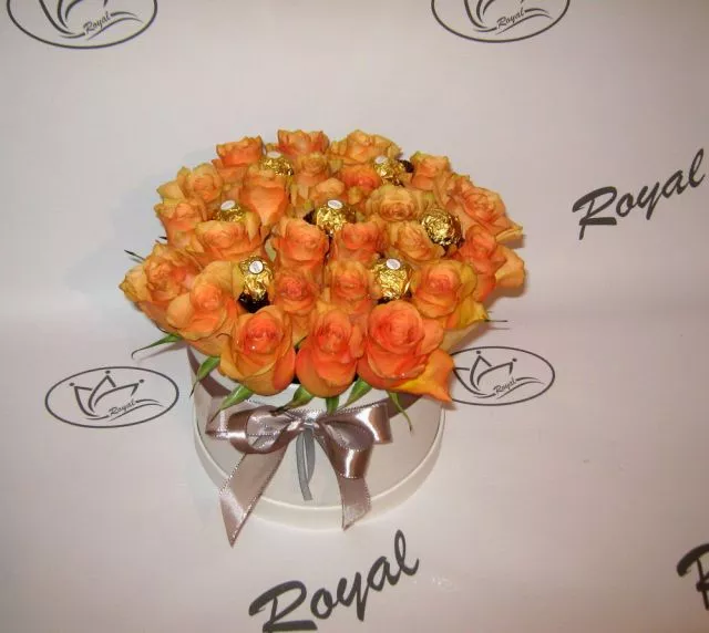 BOX OF FLOWERS SA RUŽAMA I FERRERO ROCHER 100