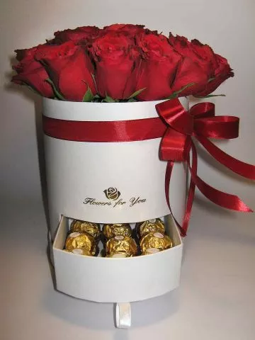 BOX SA CRVENIM RUŽAMA I FERRERO ROCHER 067