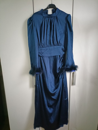Elegantna haljina sa krznom na rukavima