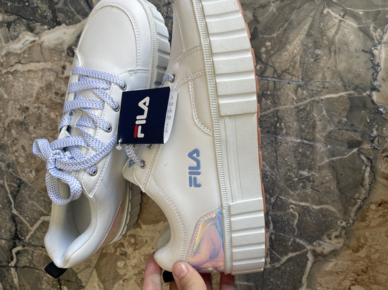 Fila nove patike