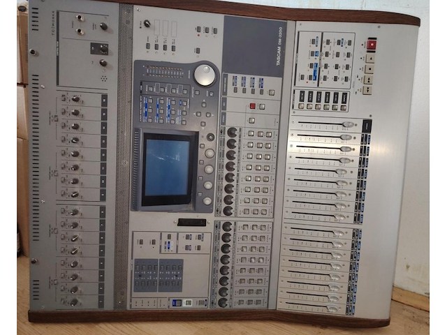 Tascam DM-3200 studijska profi mikseta