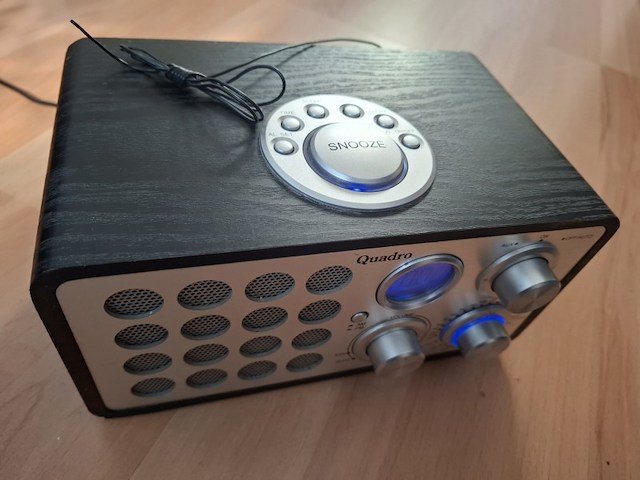 Quadro MCB-21 radio – drveni retro radio sa satom