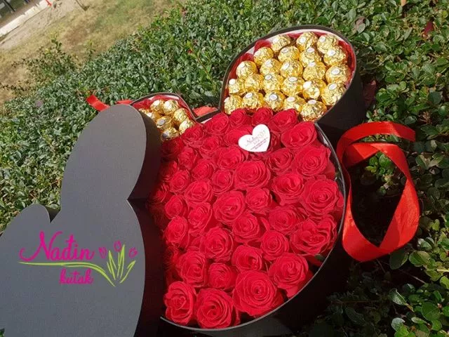 MINI KUTIJA SA RUŽAMA I FERRERO ROCHER K 136