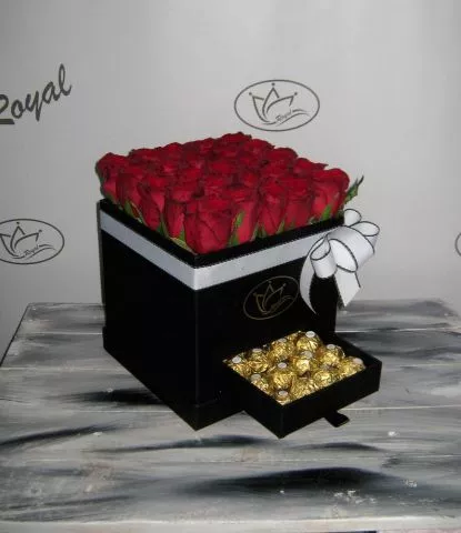 BOX OF FLOWERS SA CRVENOM RUŽOM I FERRERO ROCHER 450
