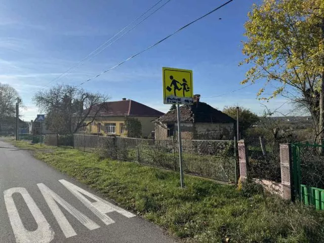 PRODAJEM PLAC SA KUĆOM PORED ŠKOLE, GLUMČEVO BRDO, BARAJEVO