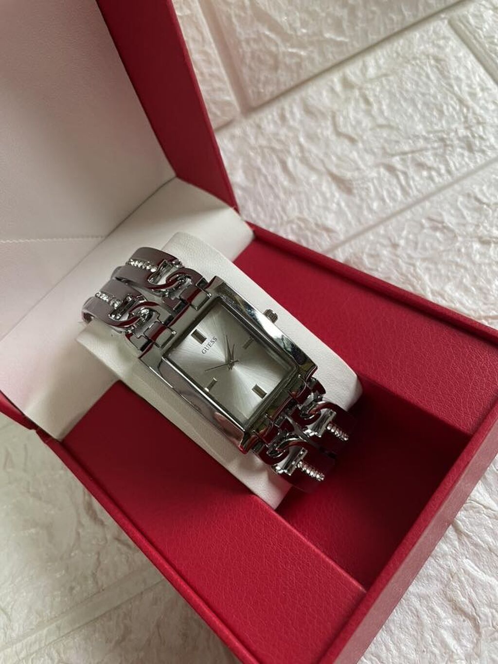 GUESS ženski ručni sat – elegantan model sa pravougaonom kućištem i